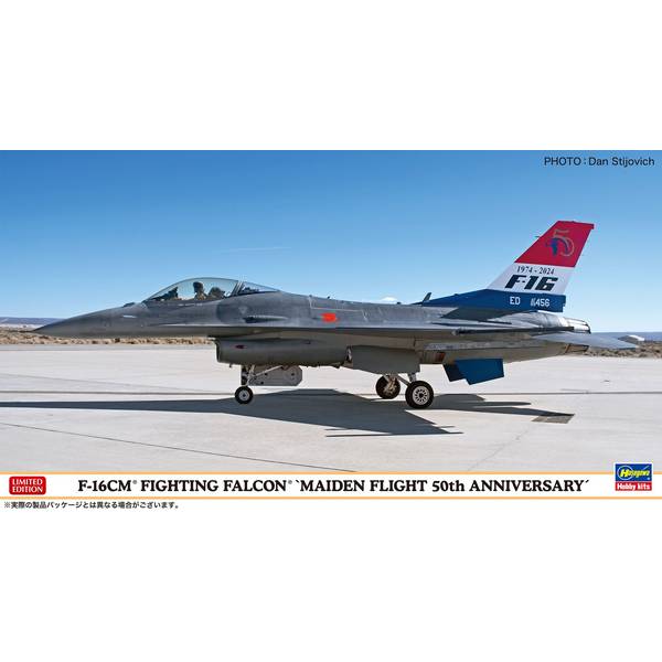 F-16初飛行50周年記念塗装機を再現。エアインテーク左下側面のAN/ASQ-213HTS(HARM照準システム)ポッド、右下側面のターゲットポッドAN/AAQ-33 スナイパー-XRをプラ部品で追加します。デカール(マーキング)アメリカ空...
