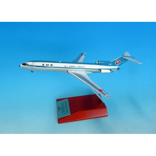 ●素材：亜鉛合金ダイキャストモデル●全長約23.3cm●木製台座スタンド　性能諸元が刻印された真鍮プレート付属●ドアコーションあり　●VHFアンテナ、ギア付き●エンジンナセルPWロゴBOEING 727-200は国内線・国際線チャーターに活...