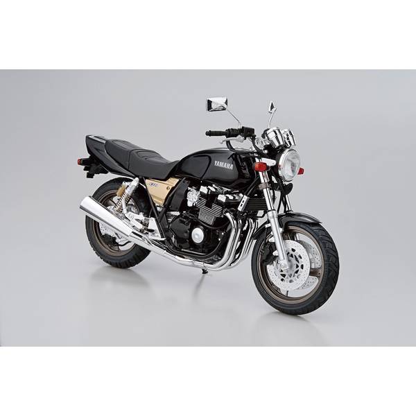 The Fighting Spirit1993年に登場したXJR400は「空冷最速」をキーワードとして開発されたスポーツバイクです。前後のサスペンションにインナーチューブ径φ41の高剛性フロントフォークやアルミ製角型スイングアームを採用し、...