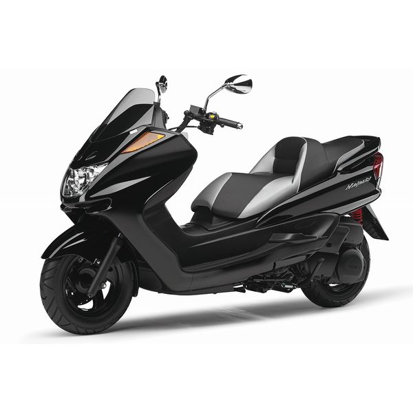 5連メーター！マフラーやスクリーンなどのカスタムパーツが付属2006年モデルのマジェスティCを再現ステムと車軸は金属製のビスを採用し、強度を確保しつつ組立易い設計ワイヤー、ホース類はビニールパイプで再現スケール：1/12形態：スケールモデル...