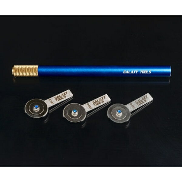 飛行機模型などに定間隔にリベットを打つためのツールです。3種類のピッチ(0.75mm、0.65mm、0.55mm)がついた大きめのホイールセットで、主要な1/32、1/48、1/72スケールにそれぞれ対応。剛性の高い金属製の専用ハンドルが付...