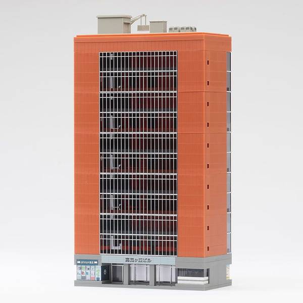 屋上機器の付いた11階建ての高層ビル特徴●11階建てのビルで1階部と中間階の2〜3階部、4〜5階部、6〜7階部、8〜9階部、10〜11階部、屋根部の7パーツの組立構造●中間階の増減で高さの変更が可能●室内の床や階段を再現●窓清掃用のゴンドラ...