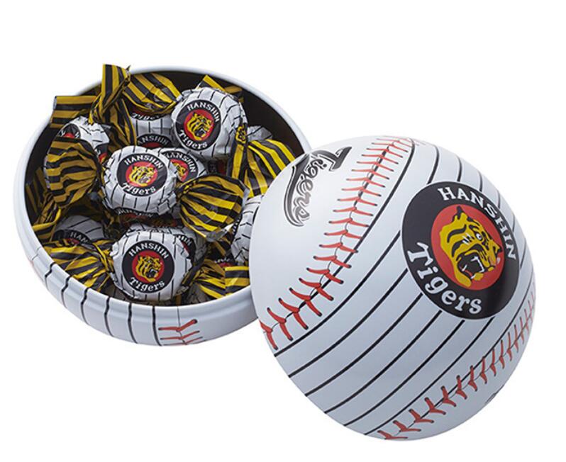 阪神タイガースとモロゾフのコラボレーション。 野球ボールをイメージした缶にミルクチョコレートを詰め合わせしました。缶にも包み紙にも阪神タイガースのロゴマーク入り。 内容：ミルクチョコレート 91g ・注意事項:モニター発色の具合により、実物...