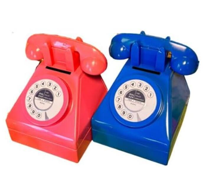 アメリカのレトロな固定電話をモチーフにしたユニークなお菓子缶。 ポップなカラーリングが可愛らしく、どこか懐かしいデザインです。 中にはクランチチョコが入っており、食べ終わった後は貯金箱としても楽しめます。 受話器は取り外し可能で細部までこだ...