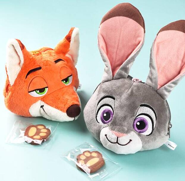 立体的なジュディとニックのボールチェーン付きフェイスポーチ。 中には足あとクッキーが1枚入っています。ポーチのデザインは2種類、プルダウンよりご希望の商品をお選びください。 商品サイズ ジュディ：約225×135×70mm　ニック：約135...