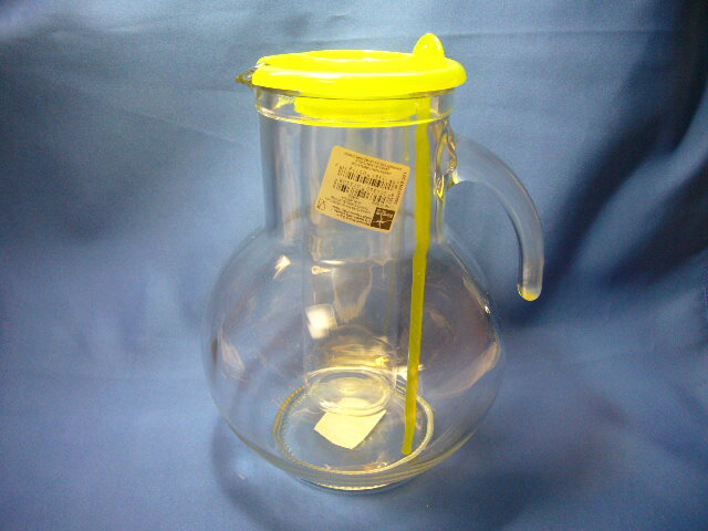 ウオータージャグ　口径10cm高さ21cm　容量2.15L ジャグの中には氷入れが付いています。 アイスティーやジュース等に最適です。 マドラー付き　イタリア　ボルミオリロッコ社製 氷を入れておくスペースがついているので、テーブルに出してい...