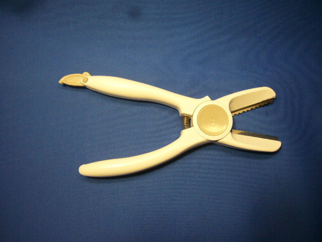 ギザ刃で鬼皮（かたい表皮）を押えるようにして、切刃をギザ刃のところへ皮をむきながら移動させます。 今まで大変だった栗の皮むきが、この皮むきで楽にむく事ができます。サイズ：ロック時：180× 35mm ■生産地：日本 ■素材・ABS樹脂・ステ...