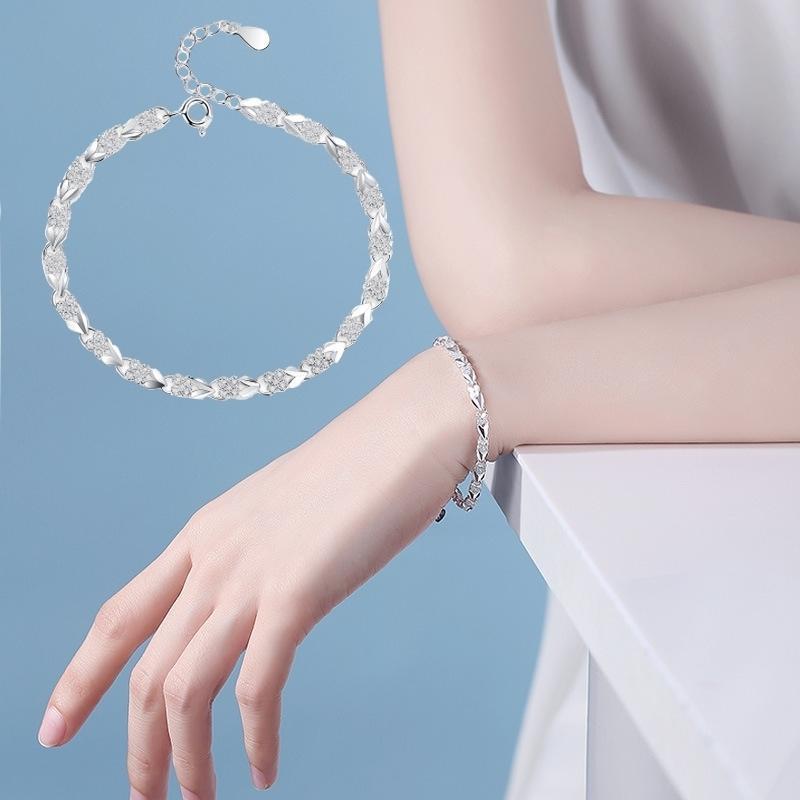 可愛いデザインのレディースブレスレットかわいい四つ葉のクローバーデザインです。【サイズについて】画像をご参照ください。【素材について】合金