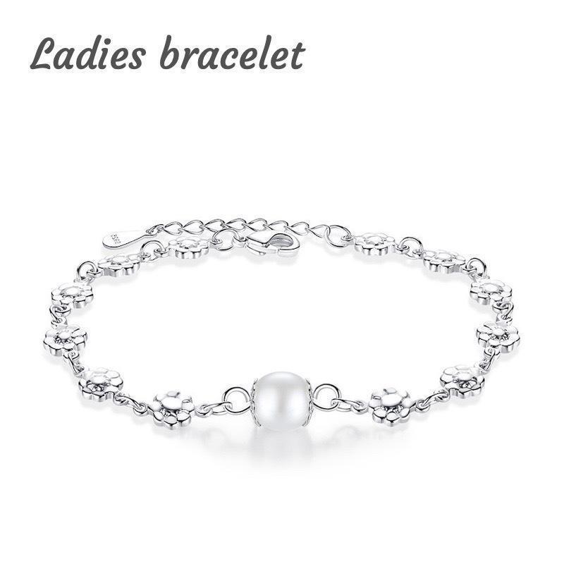 お花のデザインが可愛い女性用ブレスレットです。大切な人へのプレゼントや自分へのプチご褒美にピッタリの商品です。【サイズについて】画像をご参照ください【素材について】合金