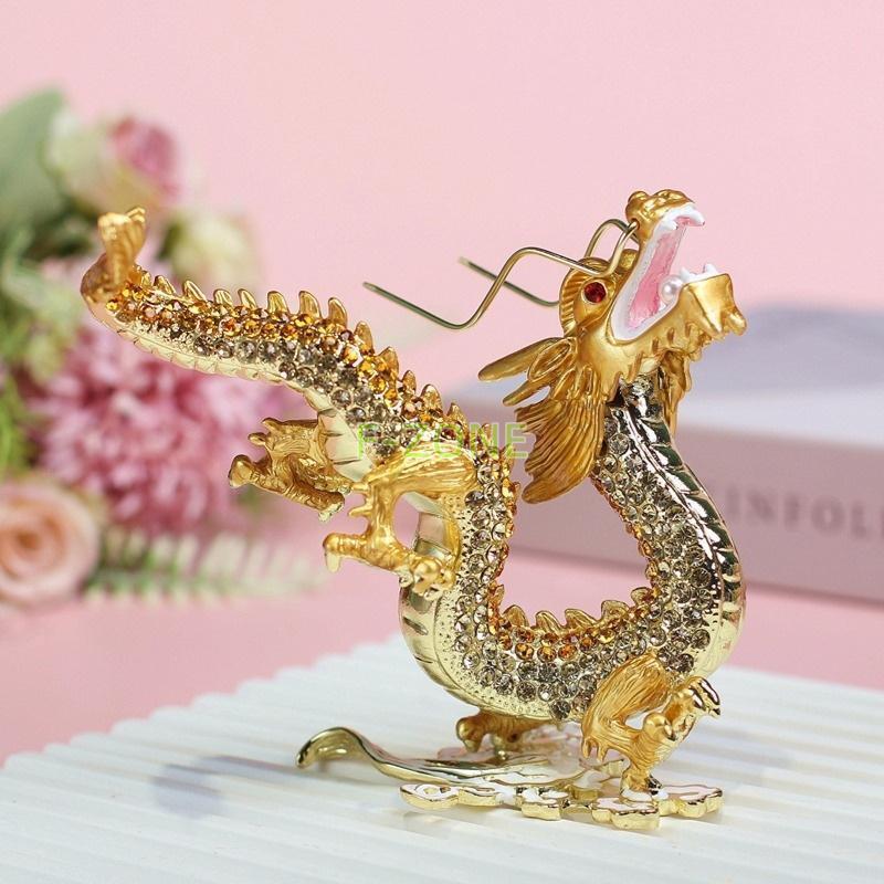 龍の置物 琺瑯 風水 龍神様こちらはクリスタルの龍の置物です。世界でもトップレベルのカット数と光の屈折率を誇りダイヤモンドのような輝きを放つクリスタルガラスです。見て分かる通り、こちらの龍、凄まじいほどの金運、開運力、パワーを秘めていると思...