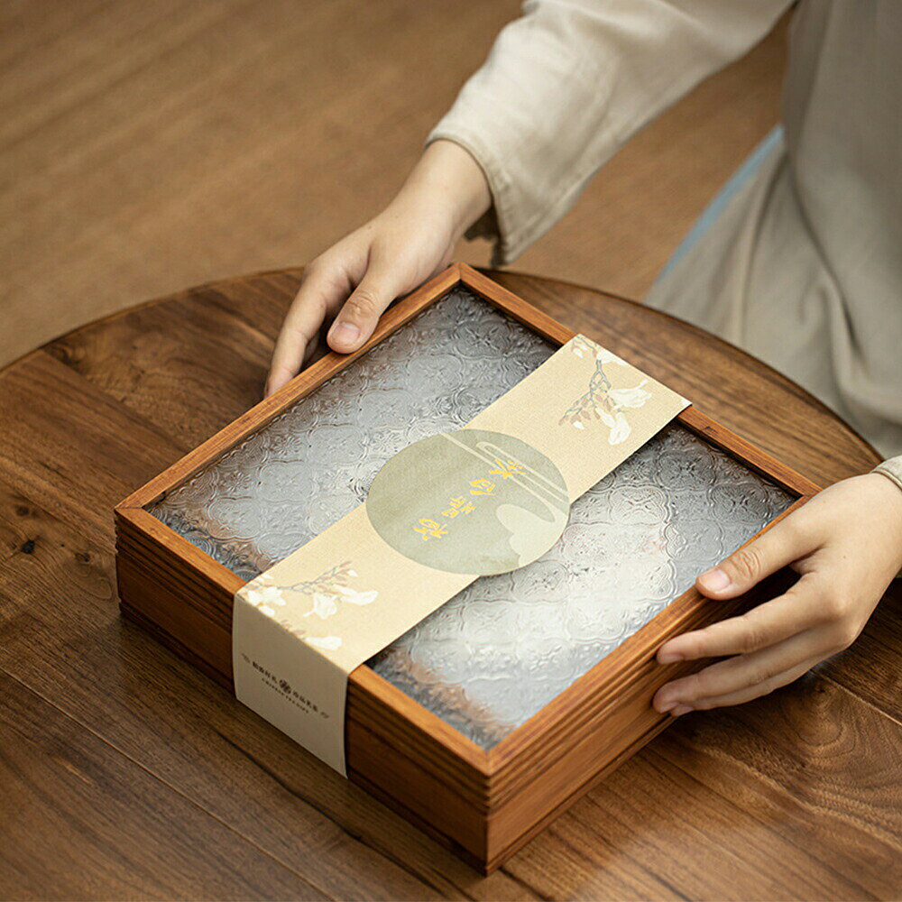 清境Craftの新作、花海棠柄の天然竹製収納ボックスは、卓上での使用に最適なアイテムです。この収納ボックスは、美しい花海棠のデザインが施され、自然な竹の温もりを感じさせる仕上がりとなっています。ガラス製の蓋は中身が一目でわかり、日常使いの小...