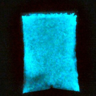 日光の光を10～20分間当て続けて吸収させると、暗闇の中で発光する蓄光カラーサンドです。 サンドアートや、グラスアート、創作活動など多用途に使えます。 夜光石を細かい砂状にし、着色したものとなります。 粒の大きさは約1.0-2.0mmで、海...