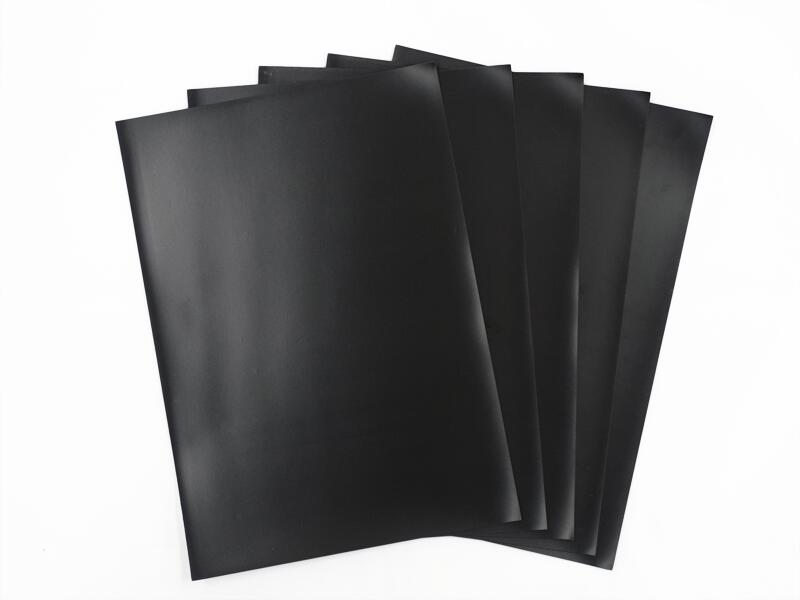 表面がPVCで彩色されている薄型カラーマグネットシート 5枚セットです。 こちらは表面/黒色となります。 0.5mmの薄さで柔軟性がとても良く、はさみやカッターで簡単に切ることができます。 厚くなるほど、磁力は強くなります。 オフィスのホワ...