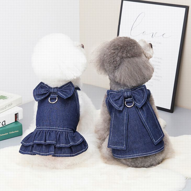 商品紹介かわいい女の子小型犬用デニムワンピースです。上質なデニム風素材で仕立てられ、シンプルながらもリボンがアクセントになったデザインがとても可愛いです。お散歩やお出かけ、写真撮影など特別なシーンから日常使いまで幅広く活躍。背中部分のDカン...