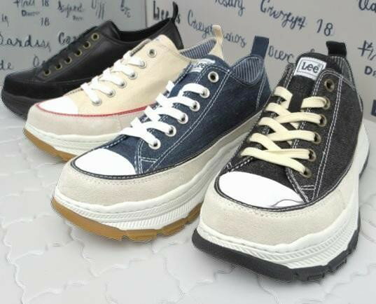 Lee WORK WEAR ヴィンテージの要素を生かしながら モダンにアップデートさせた「THE WORK WEAR」。 伝統的なディテールを継承しつつ、現代的にアップデートされたシリーズ。 ボリューム感あふれるトレッキングソールとLeeの...