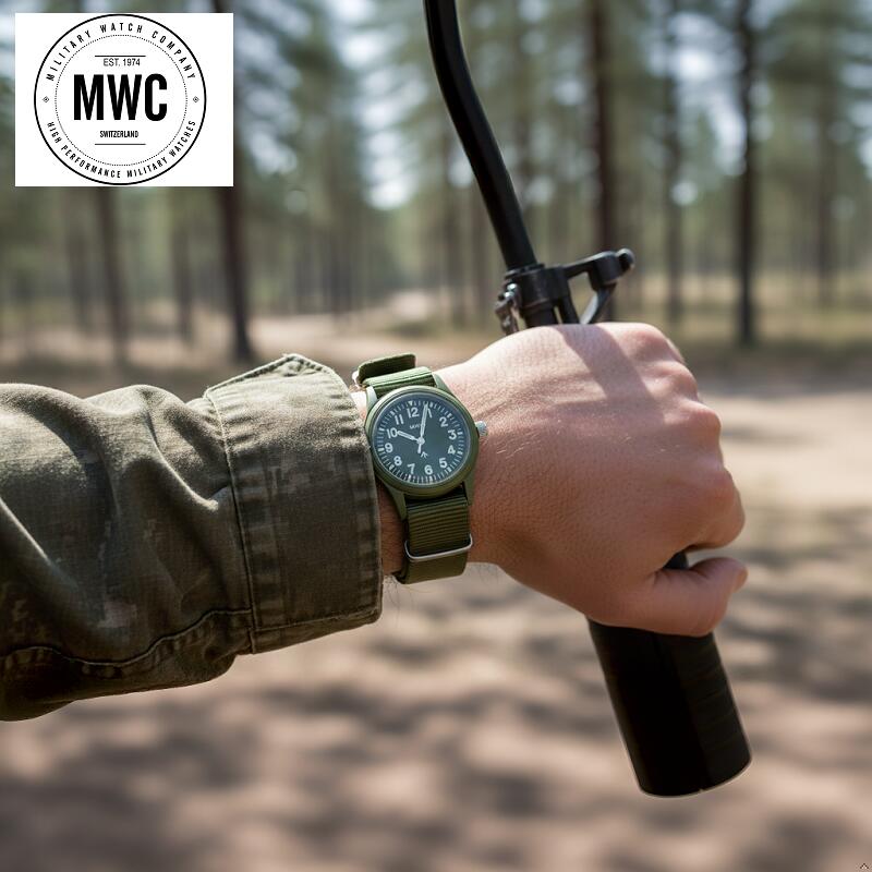 ■ 商品概要 MWC MIL/1966/OL は、1960～1970年代のベトナム戦争期に アメリカ軍が使用していた腕時計をルーツに持つクラシックミリタリーモデルです。 当時のオリジナルとほぼ同じ外観を再現した12時間 / 24時間ダイヤル...