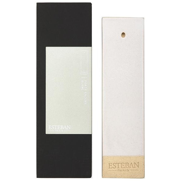 商品説明★ 素材の温かみある質感にESTEBANロゴが刻印された、オリジナル香皿です。ロゴは一枚一枚手作業で刻印した丁寧な仕上げとなっております。スペック* サイズ:高さ150×幅40×奥行10mm* 素材:陶製* 重量:約97g