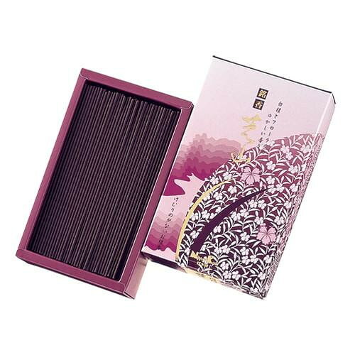 商品説明★ 春の野山を彩る芝桜のはんなりとした風情を漂わせる白檀とフローラルのゆかしい香りです。白檀をベースに龍脳、桂皮、安息香などの生薬を加え伝統的で重厚感のある香りにしました。★ トップノート(または上匂い)のホワイトフローラルがとても...