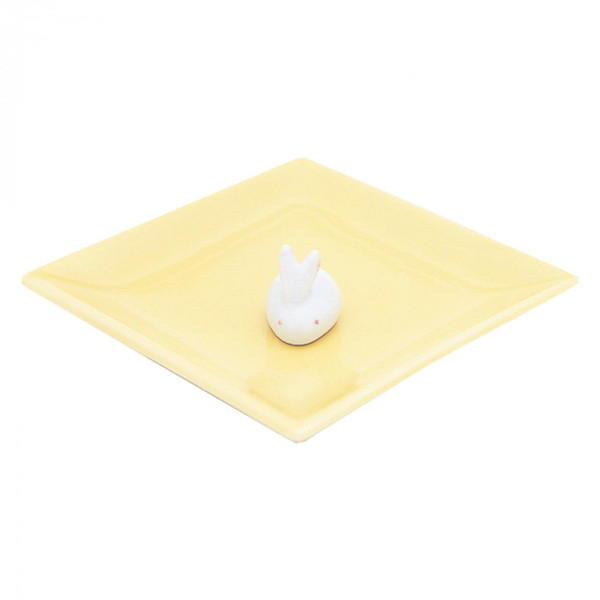 商品説明★ ウサギが香立になっている、陶器の香皿。ウサギのやさしく愛らしい表情に癒されます。スペック* サイズ:(約)高さ30×幅94×奥行94mm* 重量:約120g(箱含む)