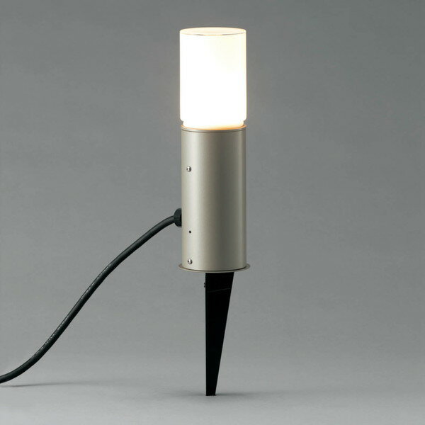 商品説明★ アルミダイキャスト・アルミキャストをふんだんに使用したガーデンライト。★ 光の効果や表情を左右するルーバーの形状やガラスグローブの素材研究を通して求められた「光」は、環境との調和を目的として開発されています。★ 公園や造園、都市...