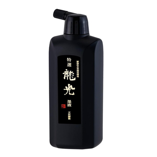 商品説明★ 固形墨と同じ原料(天然膠)を使用した液体墨です。品の良い紫紺系の黒の墨色です。スペック* 素材・材質：植物性芯焚油煙(桐油)、天然膠、香料(白檀)* 内容量：500ml* サイズ：74×48×230mm