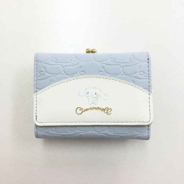 商品説明★ サンリオキャラの型押し柄がかわいいシリーズです。スペック* 商品サイズ：W106×H77×D30mm* 商品重量(g)：140g* 素材・材質：合成皮革* 仕様：札入れポケット×1、札入れ部分にカード棚×4、中カードポケット×4...