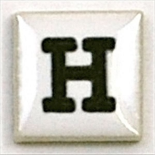 商品説明★ アルファベットが書かれたタイルです。アルファベットを組み合わせてネームプレートにもでき、数字のタイルと組み合わせて日付の入った記念タイルとしてもお使い頂けます。スペック* 柄：H* サイズ(mm)：約15×15×4* 材質：陶磁器