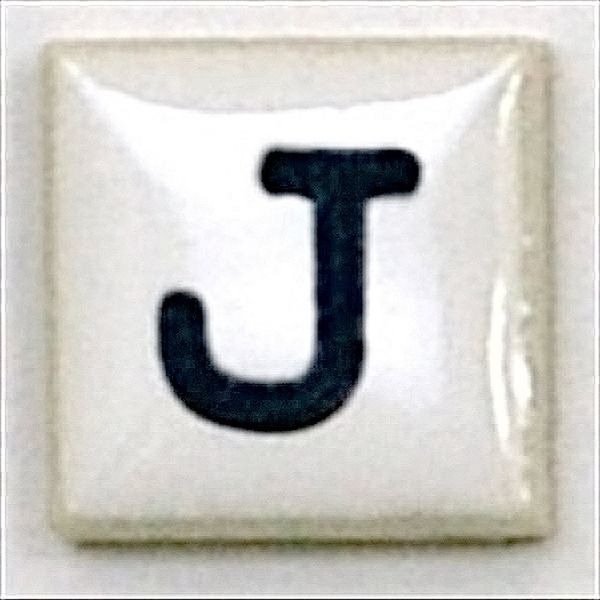 商品説明★ アルファベットが書かれたタイルです。アルファベットを組み合わせてネームプレートにもでき、数字のタイルと組み合わせて日付の入った記念タイルとしてもお使い頂けます。スペック* 柄：J* サイズ(mm)：約15×15×4* 材質：陶磁器