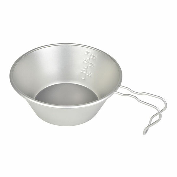 商品説明★ 新開発のREST機能を搭載したシェラカップ。ハンドルがカトラリーを保持。床面にカトラリーを置けないシチュエーションでも安心です。テーブルを持たないバックパッカーにもおススメです。スペック* 素材：チタニウム* サイズ：径129×...