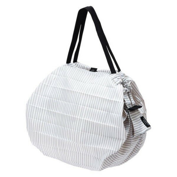 商品説明★ 両端を引っ張るだけで一気にたためるコンパクトバッグです。★ 毎日のお買い物や、荷物が増えたときのサブバッグにおすすめです。★ Mサイズは、どんなシーンにも使いやすい程よい大きさ。毎日〜週2回程度の食料品買い足しを想定したサイズ感...