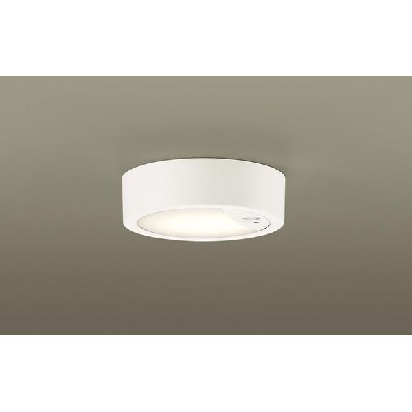スペック[光源]* LED(電球色タイプ)* 色温度: 2700 K* 光源寿命40000時間(光束維持率70%)[寸法・質量]* 幅: φ149 mm* 高: 43 mm* 質量: 0.6 kg[仕様・注意事項]* 器具光束: 560 l...