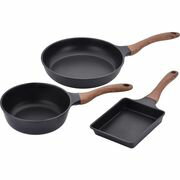 商品説明★ 雰囲気のあるフライパンを食卓に★ ブラックカラーの本体と木目調のハンドルが特徴のシリーズ★ 木目調のシリコーンコーティングを施したハンドルは、気持ちいい触りごこち★ 留め具の凹凸がなく、お手入れしやすい★ ガスコンロ・IHクッキ...