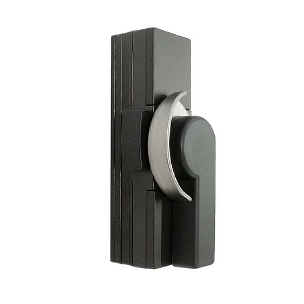 商品説明★ 商品説明日本製引き違い窓のアルミサッシの鍵(クレセント錠)の約90%に適合！スペック* 仕様：取付：左側用* カラー：ダークグレー* 商品サイズ：・適応寸法/ビス穴の中央〜中央まで：40〜60mm・カマ引き寄せ幅：16.5〜23...