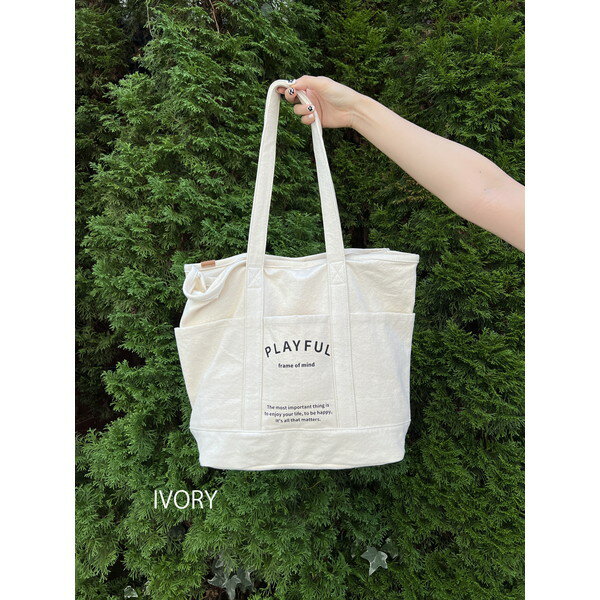 商品説明★ 中に仕切りが付いた大容量トートバッグ。バッグの中を少しでもスッキリ収納させたい方へおすすめです。※真ん中の仕切りのみ底と縫い合わせてあります。★ 幼い頃に、「おもちゃ」を買ってもらった時の気持ちのようにこのBAGを買った時にワク...