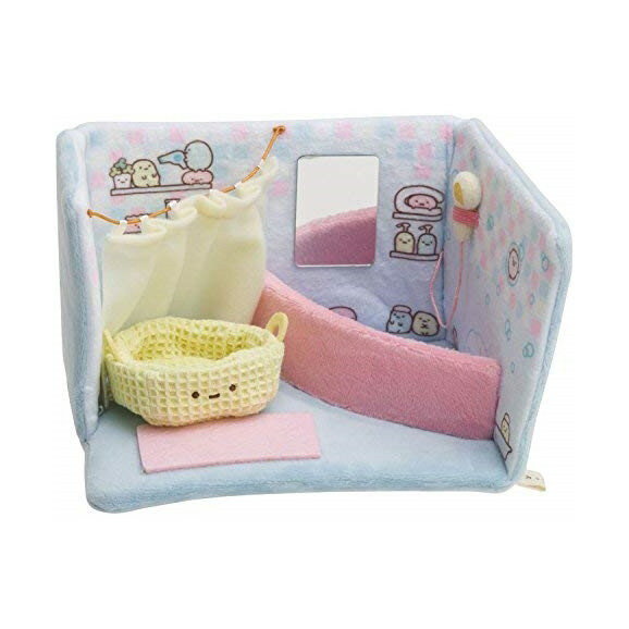 商品説明★ すみっコたちがお風呂に入れるバスルームが新登場！★ すみっコのバスルームとすみっコのかごがセットになっています。スペック* サイズ：約110×170×140mm * 素材：ソフトボア製