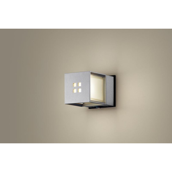 商品説明★ 壁直付型 LED(電球色) ポーチライト★ LED電球交換型★ 防雨型★ 白熱電球40形1灯器具相当★ PaPIRs・明るさセンサ付★ FreePaお出迎え★ 点灯省エネ型★ 壁直付型、密閉型★ 壁スイッチ切替(センサ←→連続点...
