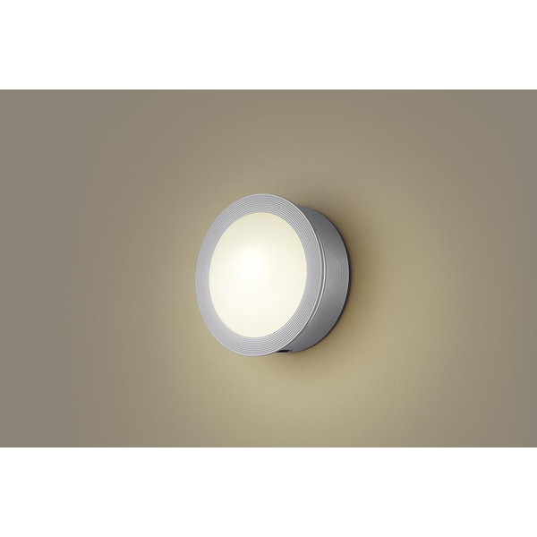 商品説明★ 壁直付型 LED(電球色) ポーチライト★ LED電球交換型★ 防雨型★ 白熱電球40形1灯器具相当★ PaPIRs・明るさセンサ付★ FreePaお出迎え★ 点灯省エネ型★ 壁直付型、密閉型★ 壁スイッチ切替(センサ←→連続点...
