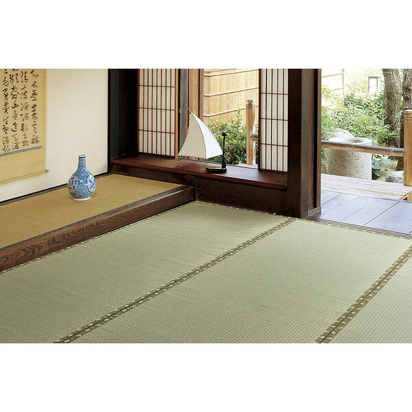 商品説明★ 高品質な国産のい草と日本の職人の技術が織りなす引目織の上敷き。引目織は、たて糸が表に出ないので汚れにくく表面も滑らかで、ごみがたまりにくい特徴があります。国産い草を使用して畳と同じ織り方で織り上げ、強度のある縁で縫製しています。...