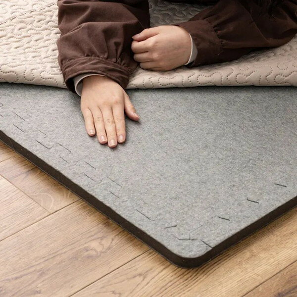 商品説明★ 今お使いのラグやマットの下に敷くだけ!サイズも自由に変えられるジョイント式のアンダーラグ。約2cmの厚みのしっかり高密度の低反発ウレタンが、薄手のラグでももっちりふかふかな踏み心地に。子供がバタバタ走る音や、おもちゃで遊ぶ音など...