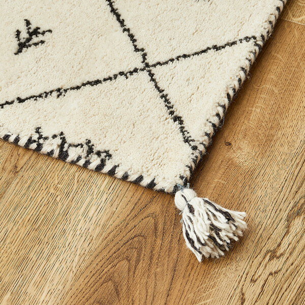 商品説明★ 遊牧民の生活の知恵から生まれた手織り絨毯「ギャッベ」。インドの職人によって一枚一枚丁寧に手作業で作られるため、同じ柄でも少しずつ表情が異なり、一点ものとしての魅力をお楽しみいただけます。また、ギャッベではめずらしい横向きのデザイ...