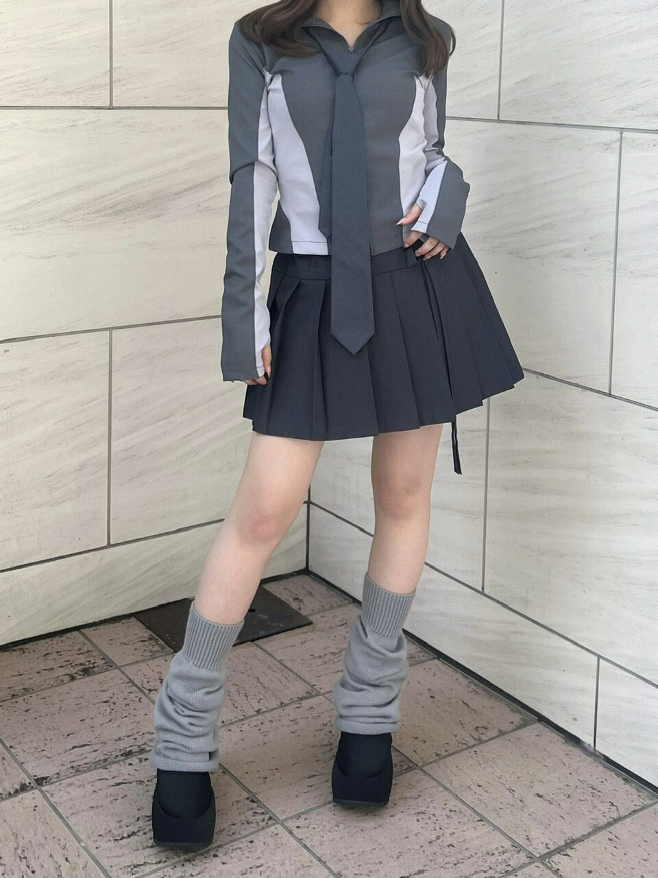 サイズ/寸法フリー 平置き採寸(cm) 肩幅：35 身幅：38 着丈：53 袖丈：62 着用モデル身長 150cmカラーグレー ブラック素材/材質ポリエステル97% ポリウレタン3%注意〜取り扱いの商品に関して〜 当店で取り扱っております商...