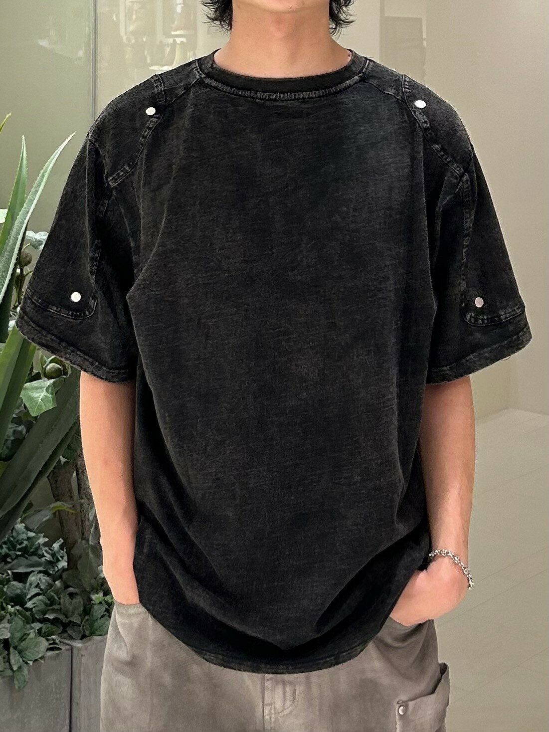 ?サイズ フリーサイズ 平置き採寸(cm) 肩幅：54 身幅：65 着丈：74 袖丈：27 ?カラー チャコール ブラック ?素材 綿100％ 商品説明 こちらの商品はユニセックスですので、男女問わず着用していただけます。 注意事項 実店舗...