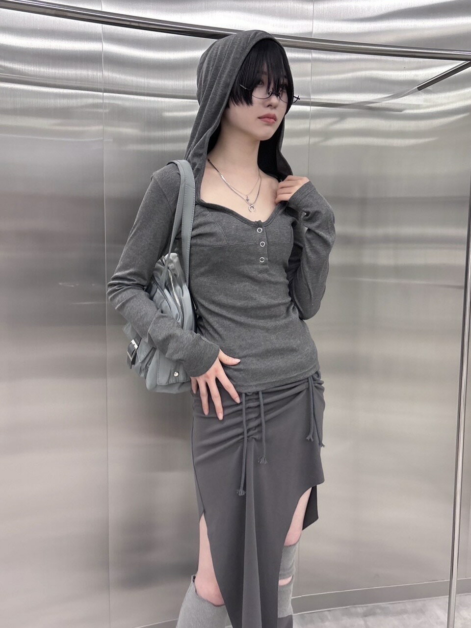 ?サイズ フリー 平置き採寸(cm) 肩幅：37 身幅：28 着丈：54 袖丈：65 ?カラー チャコール ブラック ?素材 ポリエステル レーヨン スパン 着用モデル身長165cm 商品説明 こちらの商品はユニセックスですので、男女問わず...