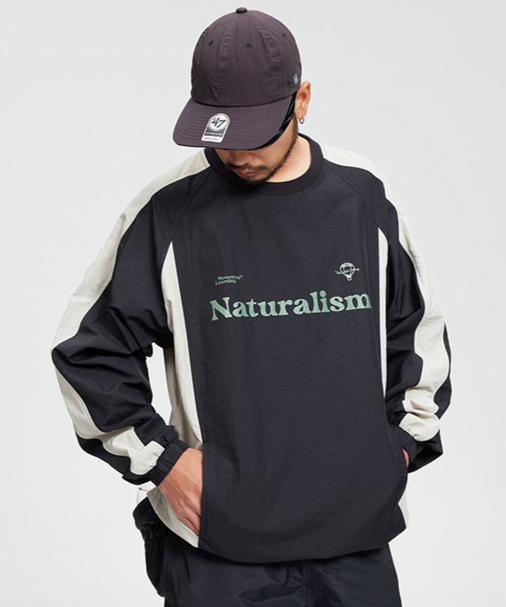 NYLON PULLOVER SHIRT / 2COLORSストリート&アウトドア、スポーツMIXスタイル推奨 ロゴ入りプルオーバーシャツ。【デザイン】長袖でラグランスリーブのデザインを採用しており、ゆったりとしたオーバーサイズで設計。さら...