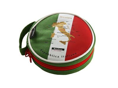 国旗をモチーフにした Bandiera（バンディエラ）ブランドのラウンドポーチです。 イタリア国旗・地図のデザインです。 ダブルジッパー仕様 サイズ：直径 150mm ×厚さ35mm 素材：綿帆布 プリントは長期間使用しますとはげて来ること...