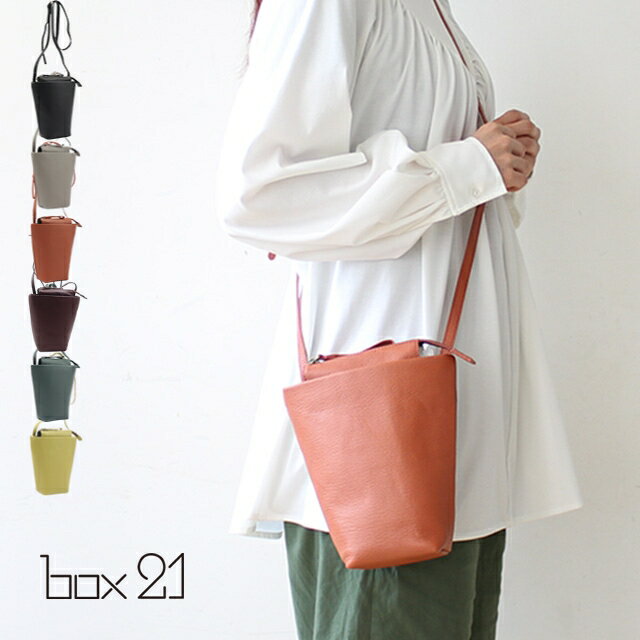 お出かけにぴったりなサイズ感。シンプルでかるいショルダーバッグシリーズ。 スマホとお財布・・・、プラスでもう少し荷物を持ちたい方にぴったりのショルダーバッグシリーズ。素材を選定し、革でも軽量ため、デイリーからトラベルまで大活躍です。ポケット...