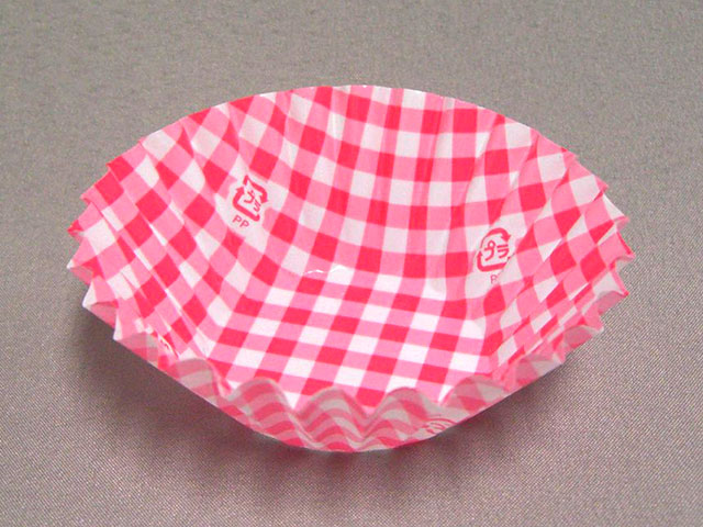 保形成に優れた、色・サイズのバリエーションが豊富なカップケース。印刷面を両面から同質の材料でラミネートを施し、インキが食材に接触しない為安心・安全。耐熱性にも優れ、電子レンジ対応。耐熱温度：-50℃〜130℃。1本500枚入。色：チェック柄...