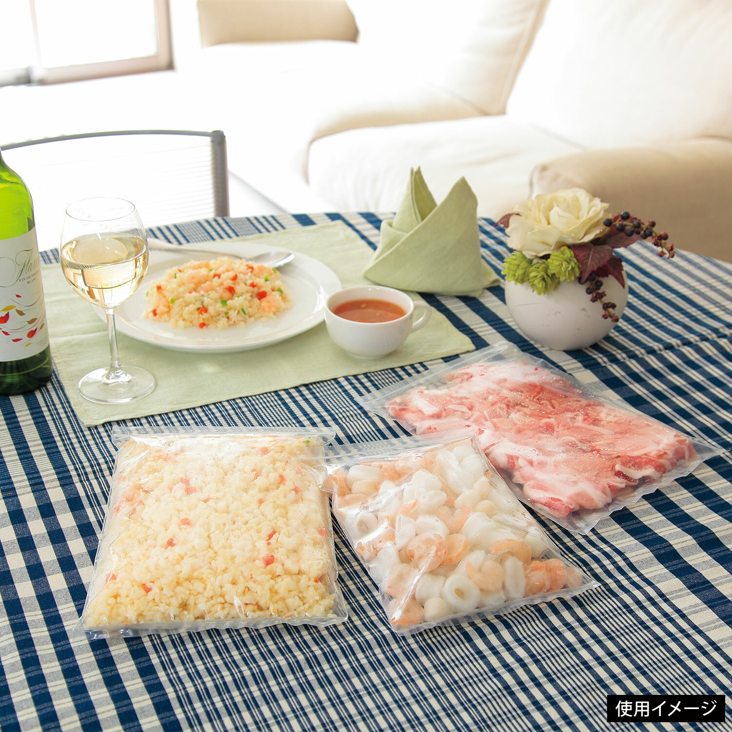 2層フィルム。チャック付ポリエチレン袋です。低温に強く冷蔵製品、冷凍製品の包装にご利用いただけます。シール強度も強く重量物にもご利用いただけます。底開きタイプなので熱シール機が必要です。サイズ：[チャック下]400×[袋巾]280mm材質：...