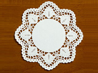 ケーキ・オードブルの下敷きに使うレースペーパー。サイズ：175φmm／材質：上質紙商品コード00310260電子レンジ不可種別本体のみ関連商品(バラ)ドイリ-丸レ-ス7号 175mmφ 100点関連商品(ケース)ドイリ-丸レ-ス7号 175...