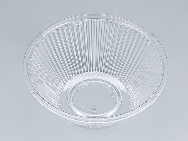 蓋(別売)天面に設けたカップホルダーに＜COPカップW90mB(別売)＞をしっかりしたホールド感でセットできるA-PET容器。カップを外付けにすることで、後入れの容器が直接料理に触れることなく衛生面を向上。積み重ねにも対応。ドレッシング付属...